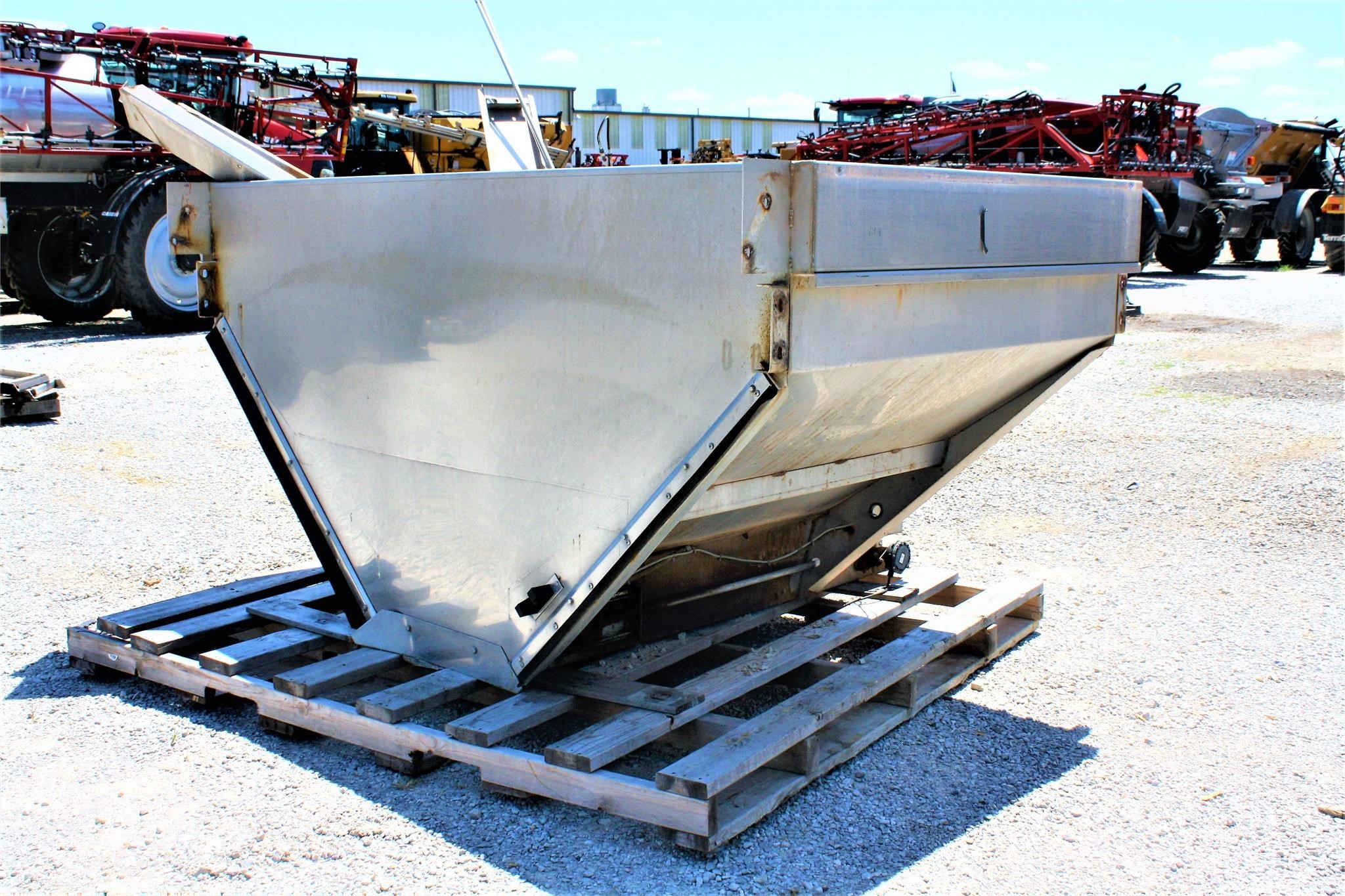 2008 New Leader L4000G4 Self-Propelled Fertilizer Spreader - $7,000 ...