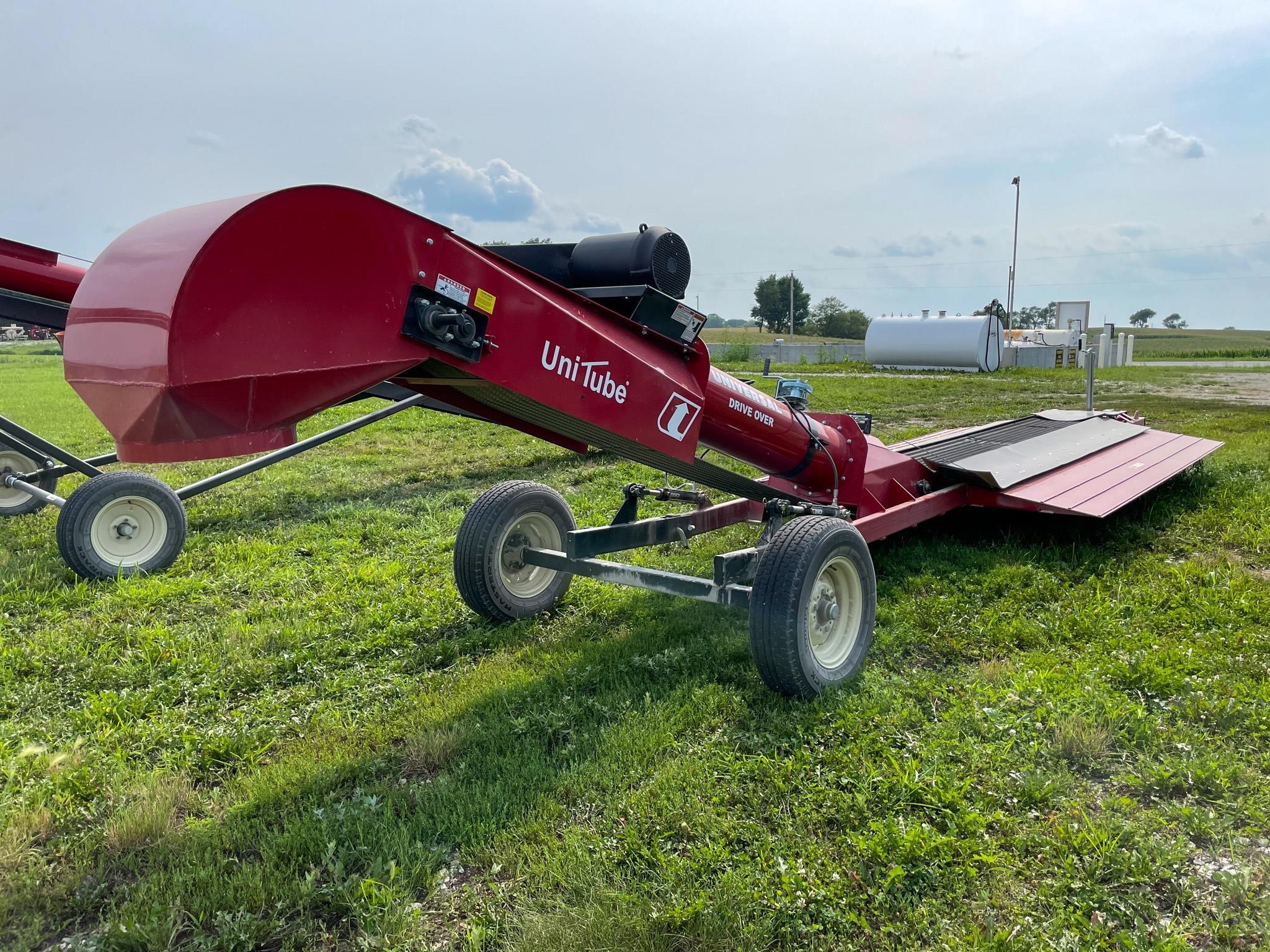 2025 Universal 2200 DRIVE OVER Augers and Conveyor - $28,371 ...