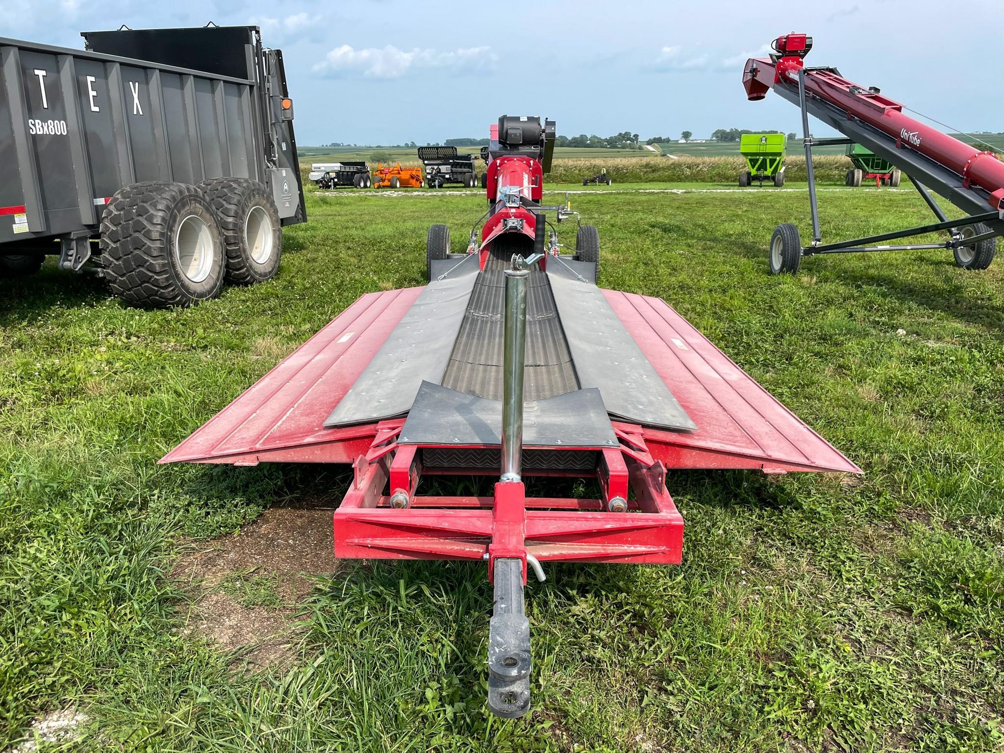 2025 Universal 2200 DRIVE OVER Augers and Conveyor - $28,371 ...