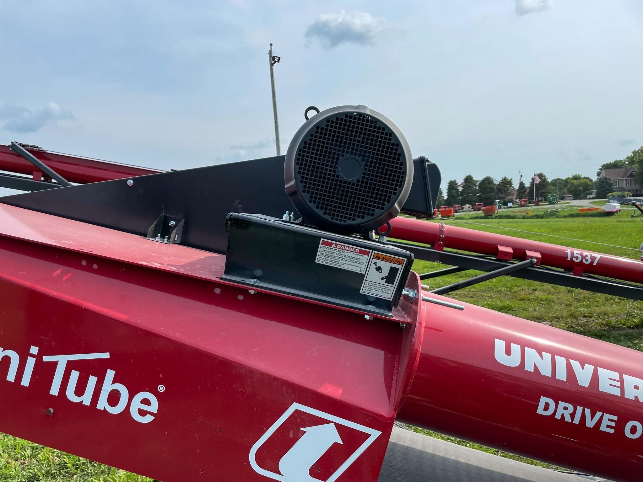 2025 Universal 2200 DRIVE OVER Augers and Conveyor - $28,371 ...