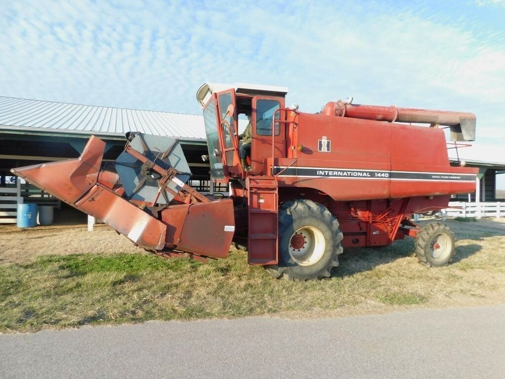 International Harvester 1440 Combine - $8,250 | Machinery Pete