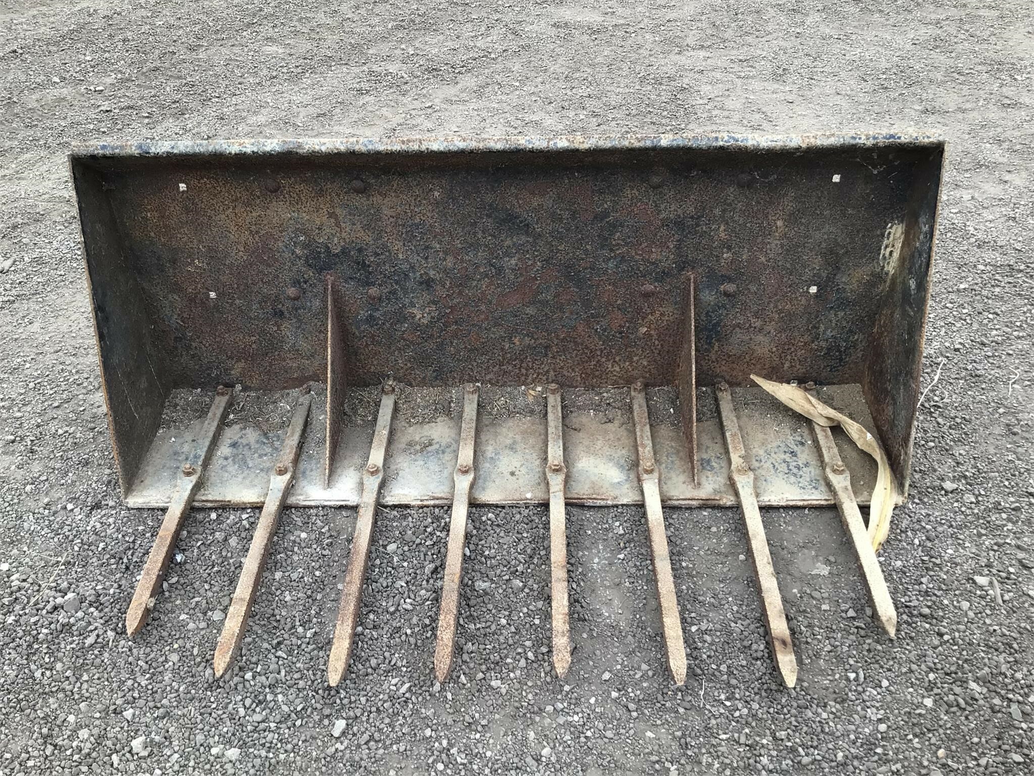 International 5 FT. MANURE BUCKET Loader and Skid Steer Attachment ...