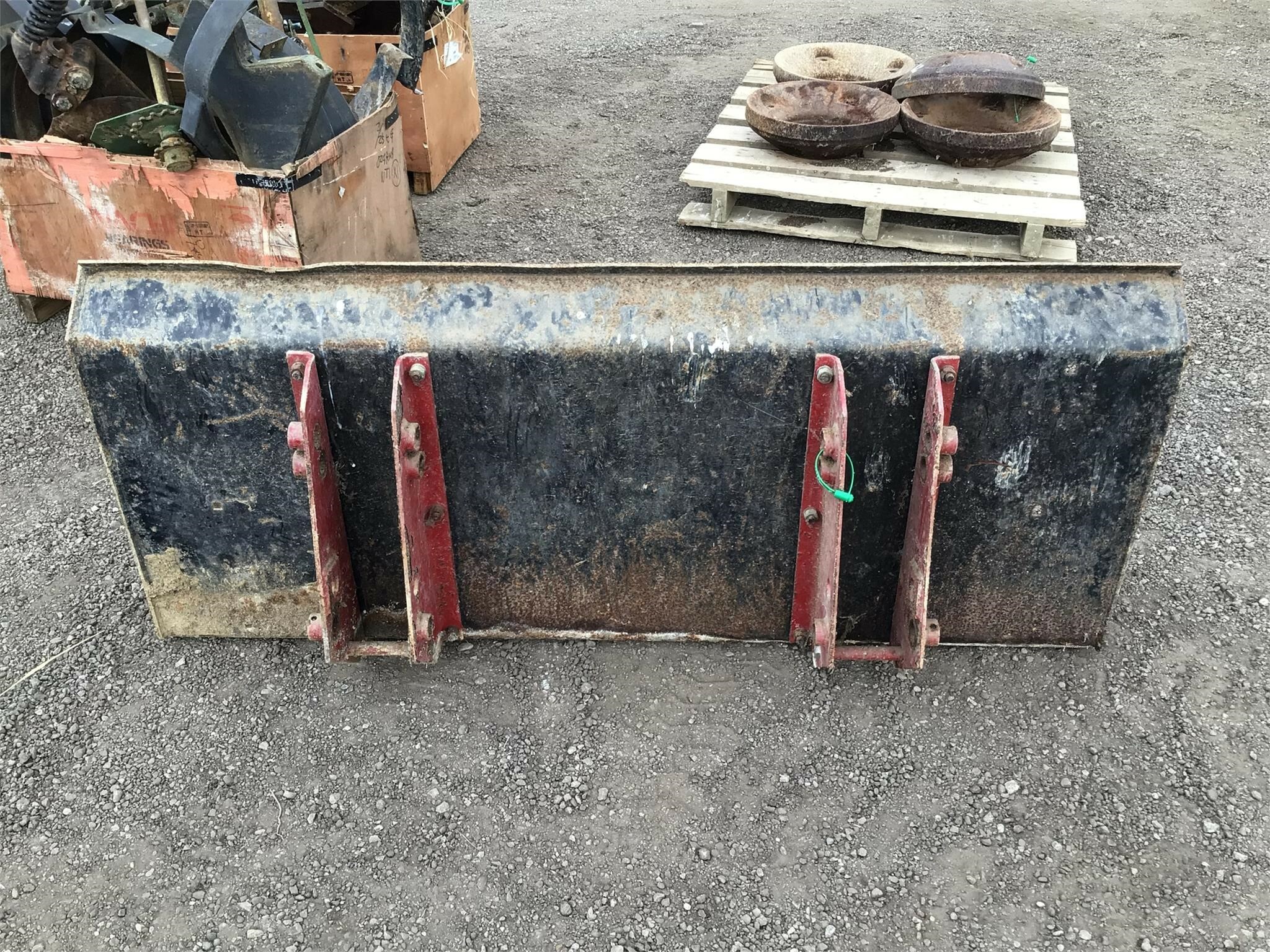 International 5 FT. MANURE BUCKET Loader and Skid Steer Attachment ...