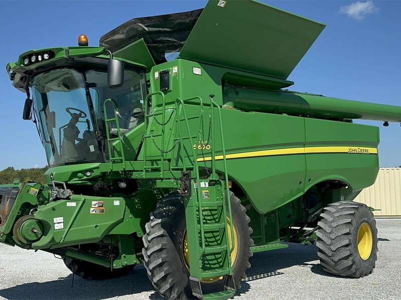 John Deere S670 Combine