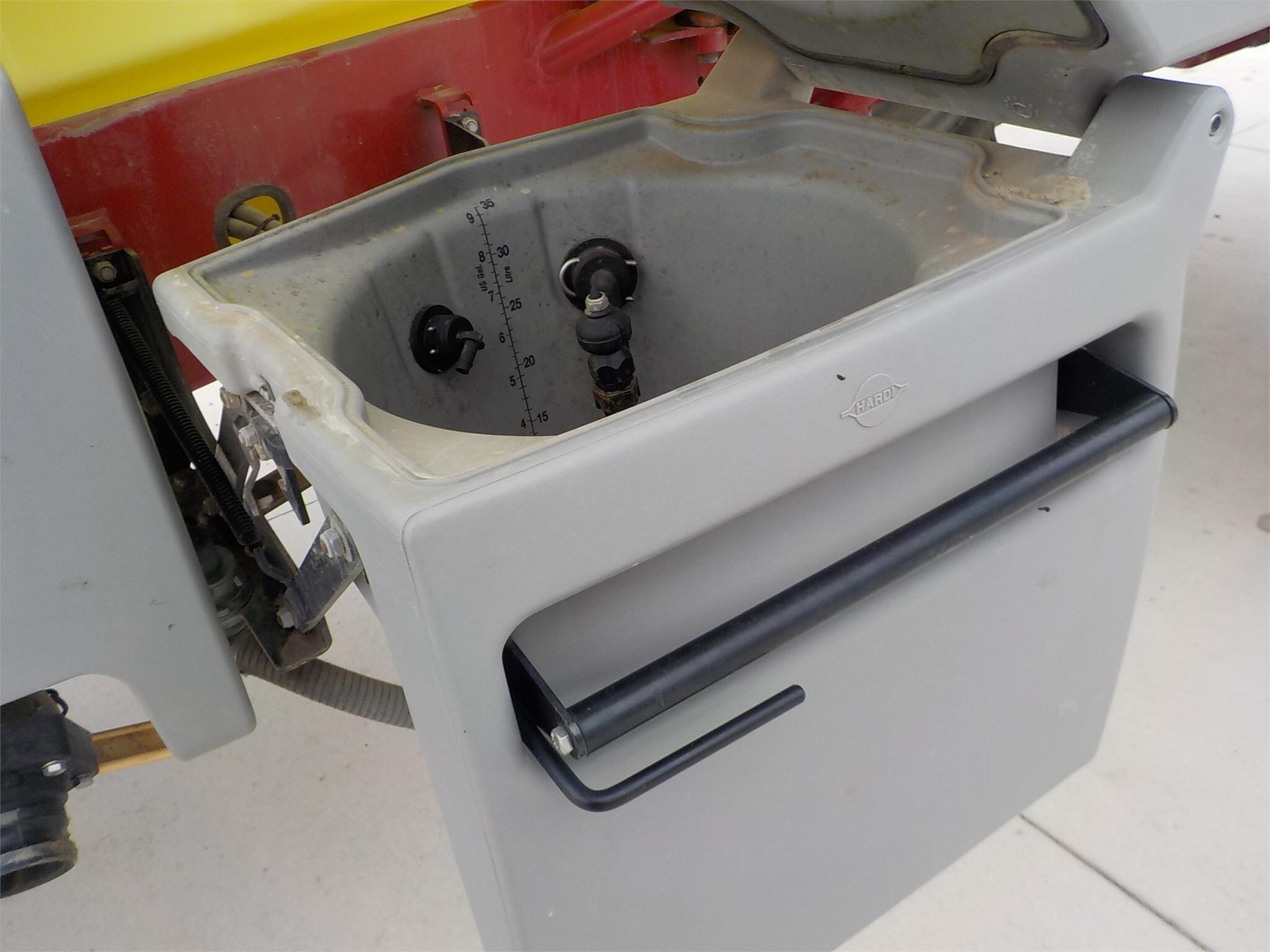 Hardi Commander 4400 Pull-Type Sprayer - $25,000 | Machinery Pete