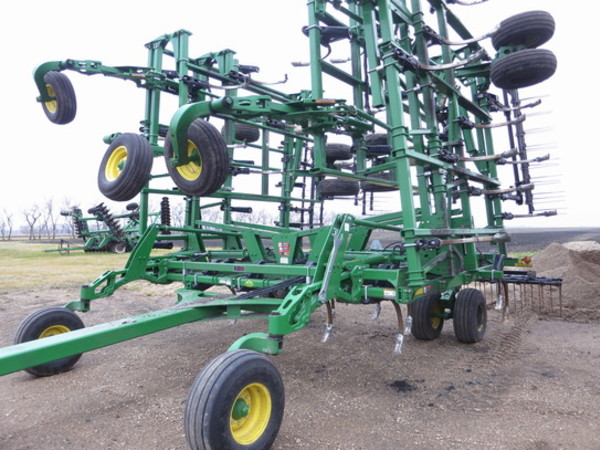 2014 John Deere 2410 Chisel Plow - Warren, MN | Machinery Pete