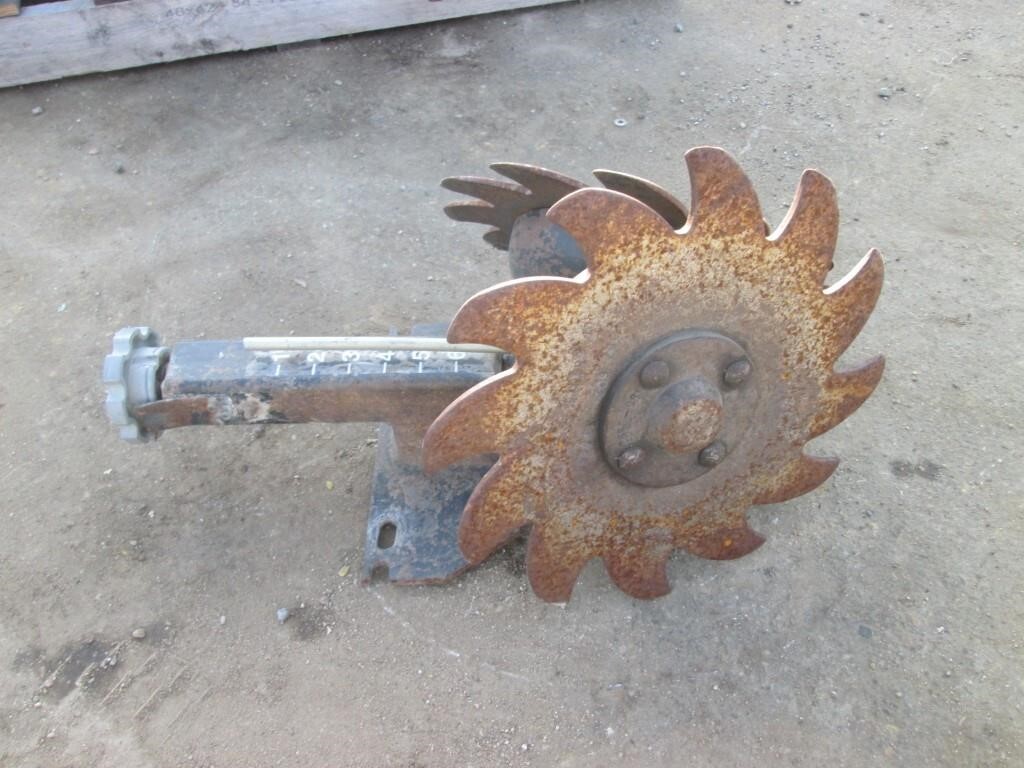 Yetter SCREW ADJUST ROW CLEANERS Planter and Drill Attachment - $175 ...