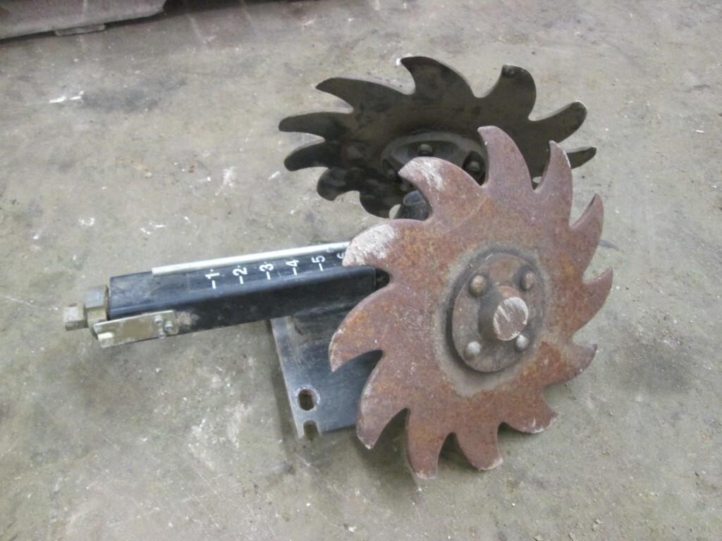 Yetter SCREW ADJUST ROW CLEANERS Planter and Drill Attachment - $175 ...