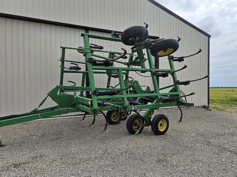 Used John Deere Chisel Plows for Sale - 141 Listings | Machinery Pete