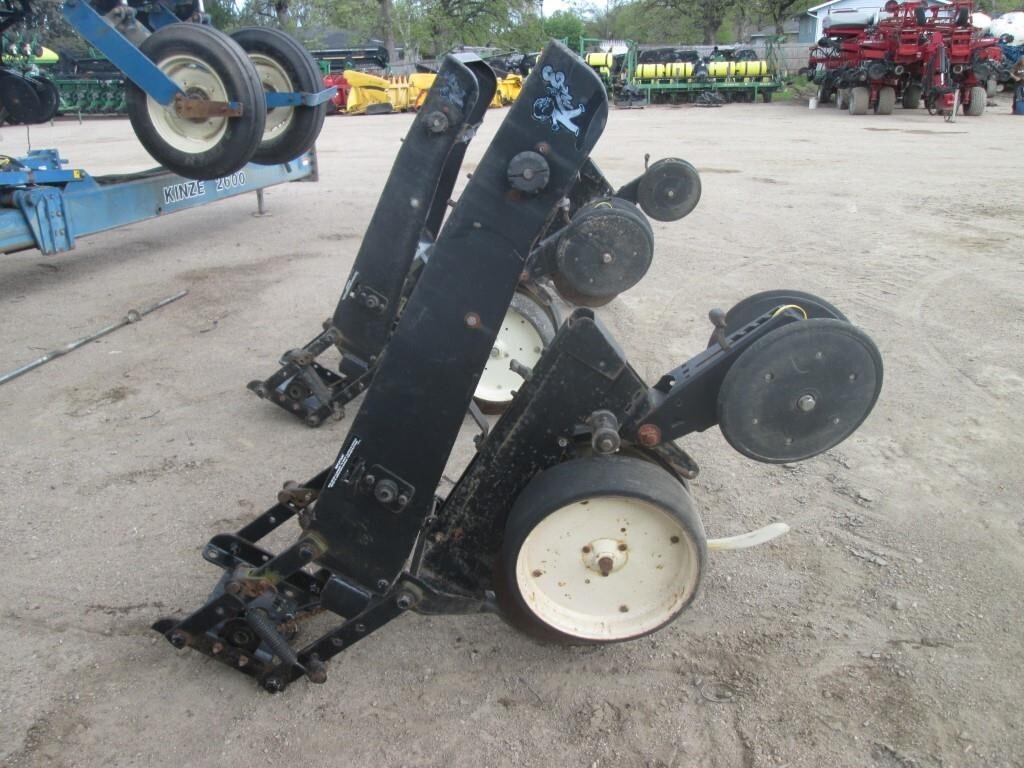 Kinze PLANTER ROW UNITS Planter and Drill Attachment - $500 | Machinery ...
