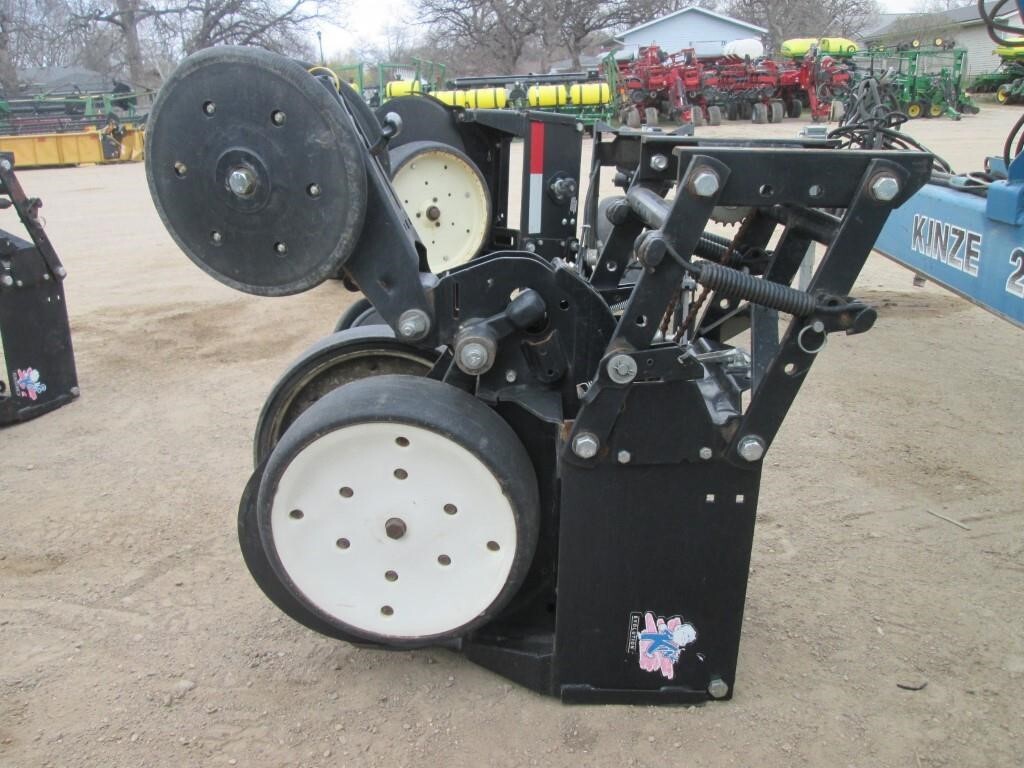 Kinze PLANTER ROW UNITS Planter and Drill Attachment - $850 | Machinery ...
