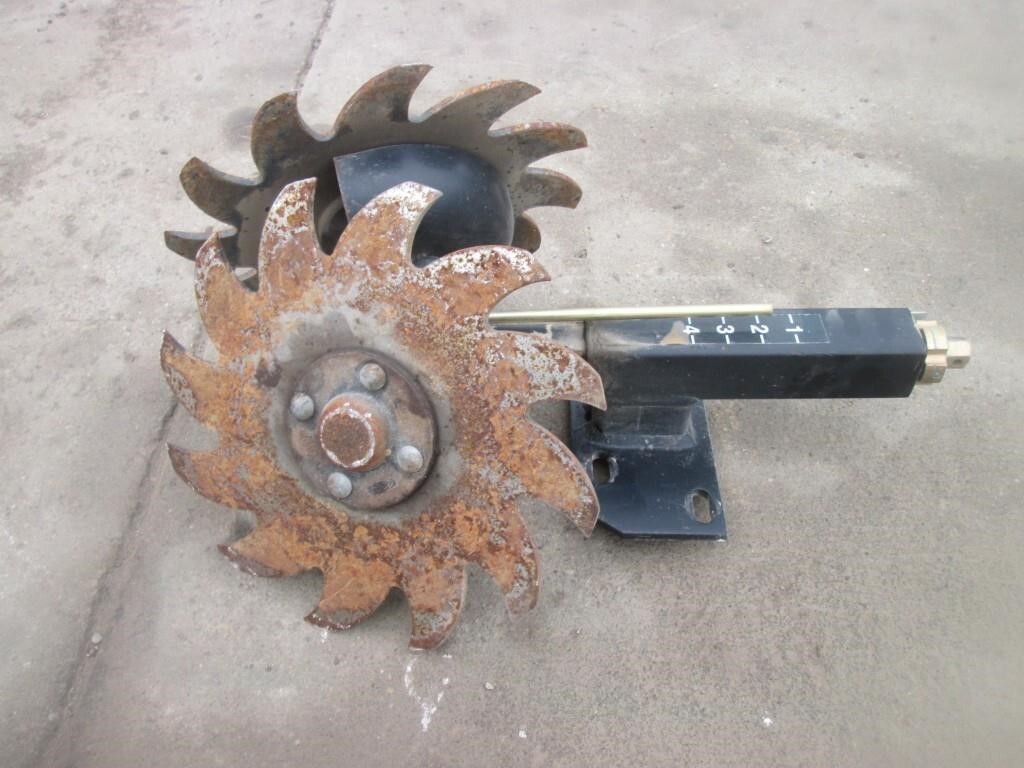 Yetter SCREW ADJUST ROW CLEANERS Planter and Drill Attachment - $175 ...