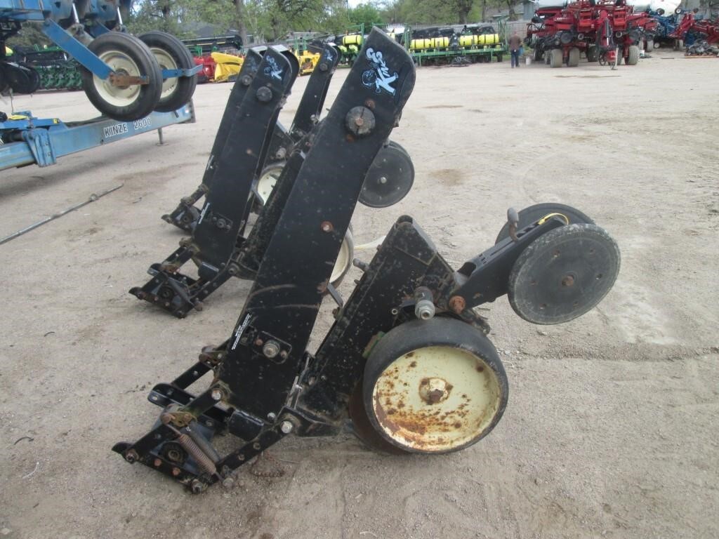 Kinze PLANTER ROW UNITS Planter and Drill Attachment - $500 | Machinery ...