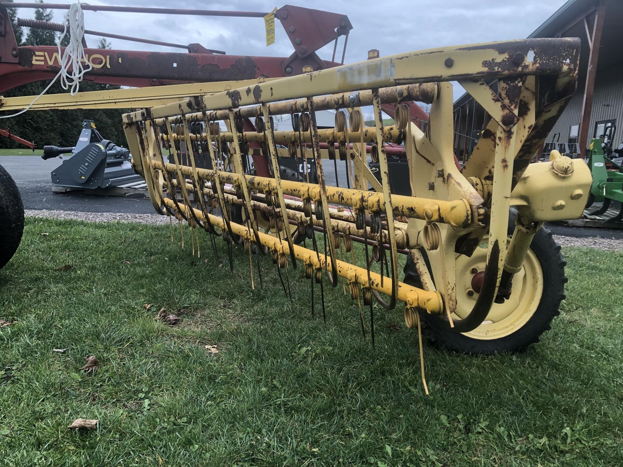 New Holland Rolabar 256 Rake - $2,350 | Machinery Pete