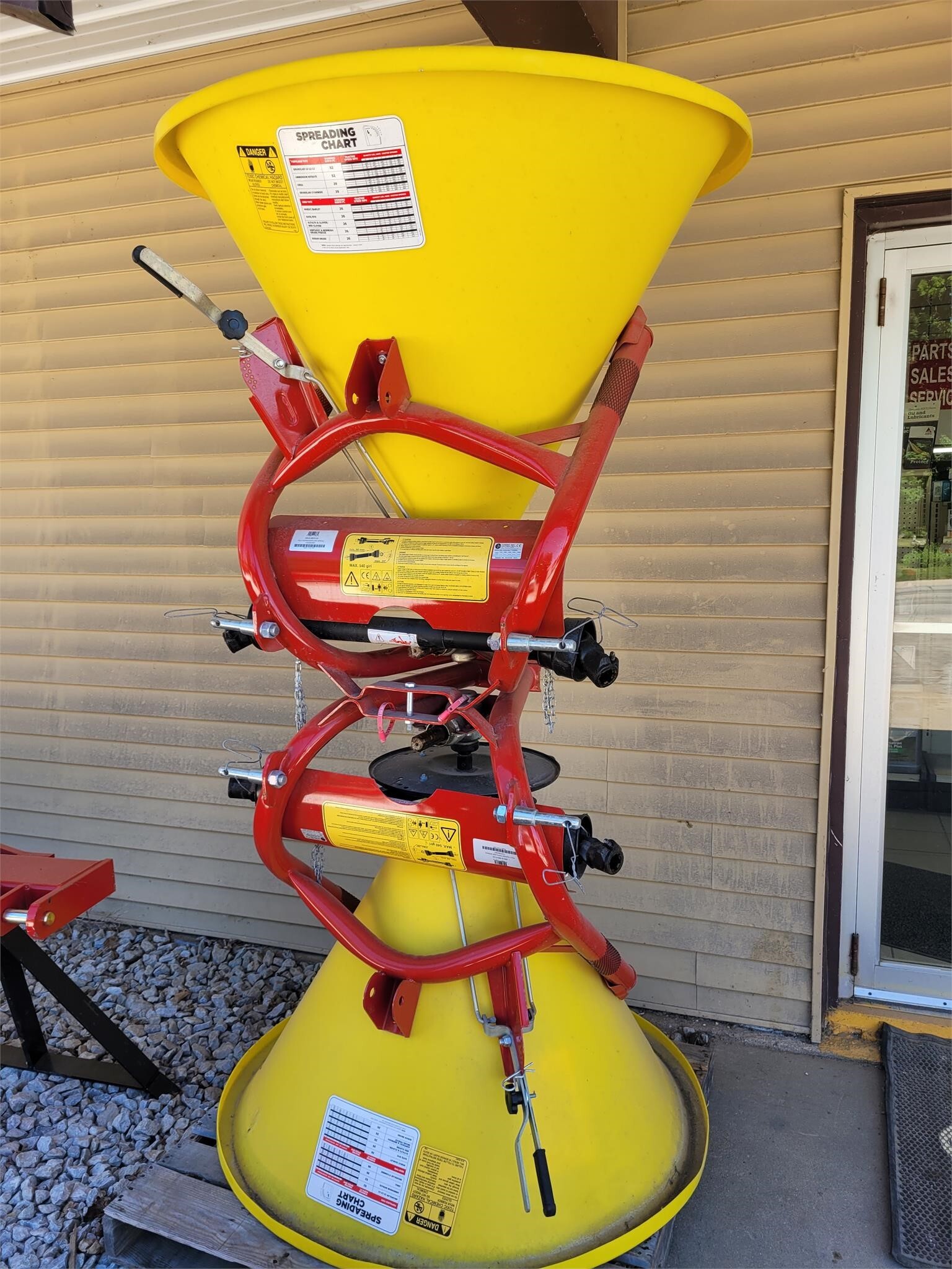 Taylor Way 233S400P Pull-Type Fertilizer Spreader - $725 | Machinery Pete