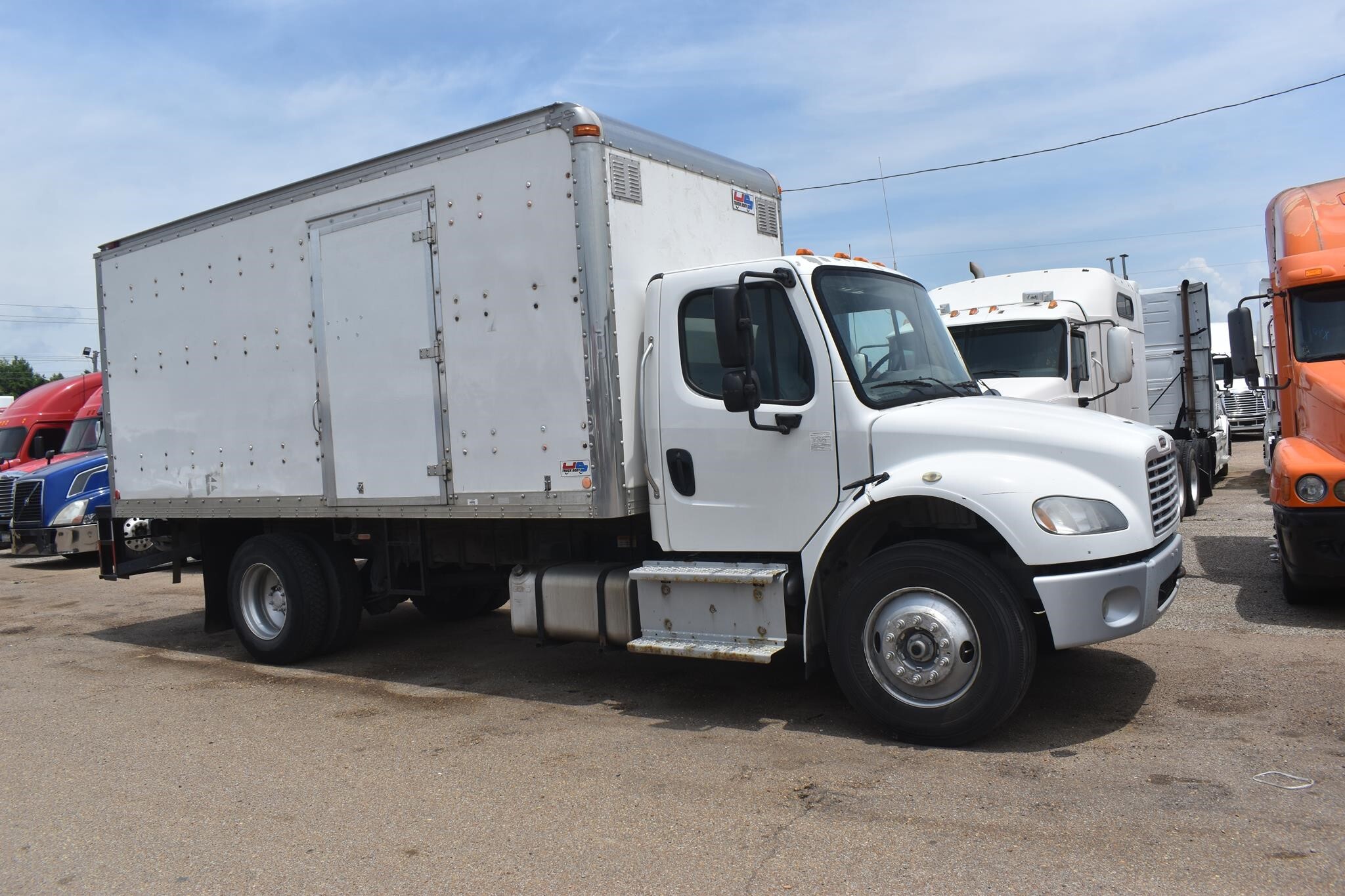 2014 Freightliner BUSINESS CLASS M2 106 Semi Trucks/Trailer - $12,000 ...