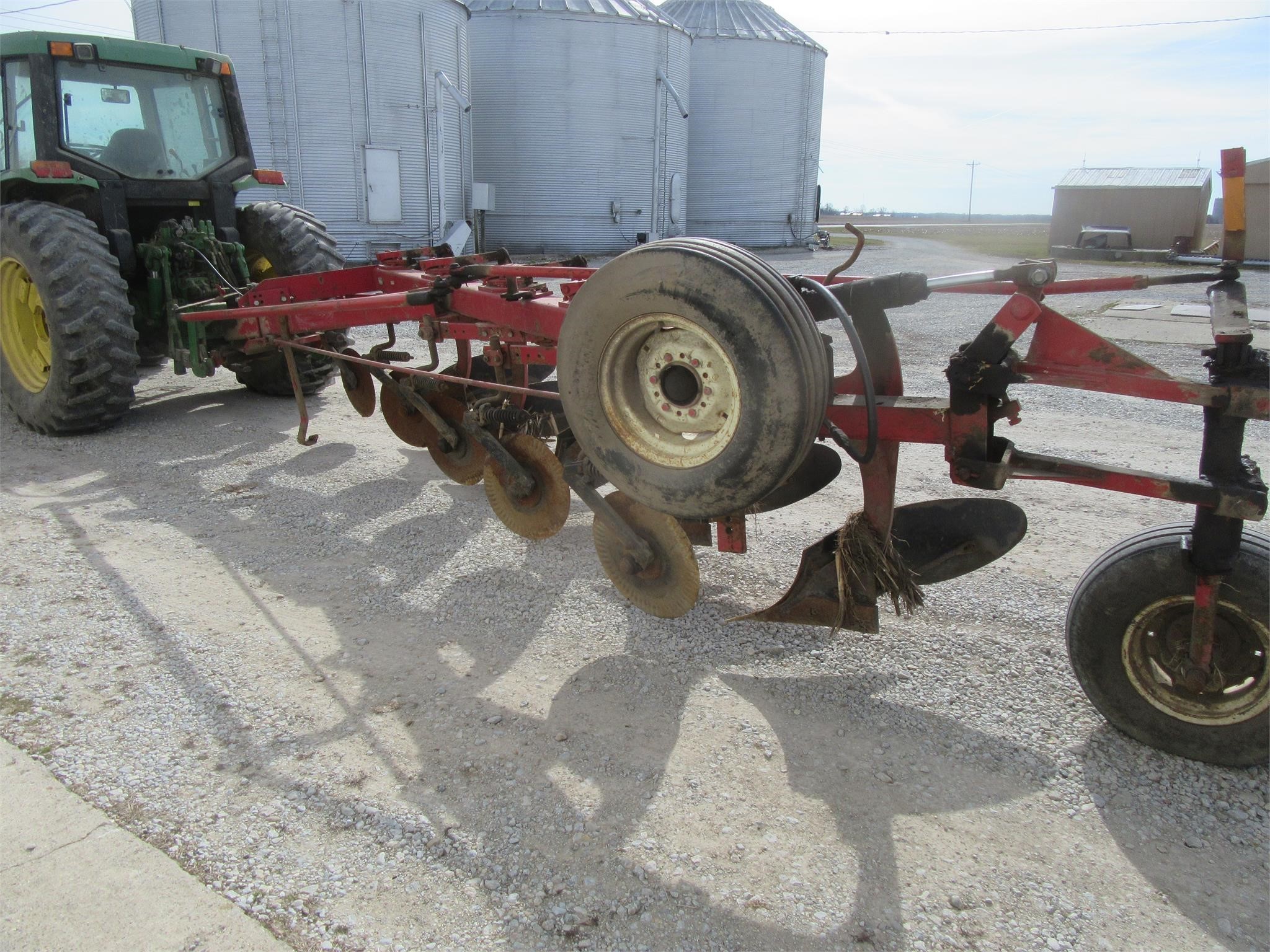 International Harvester 720 Plow - $1,750 | Machinery Pete