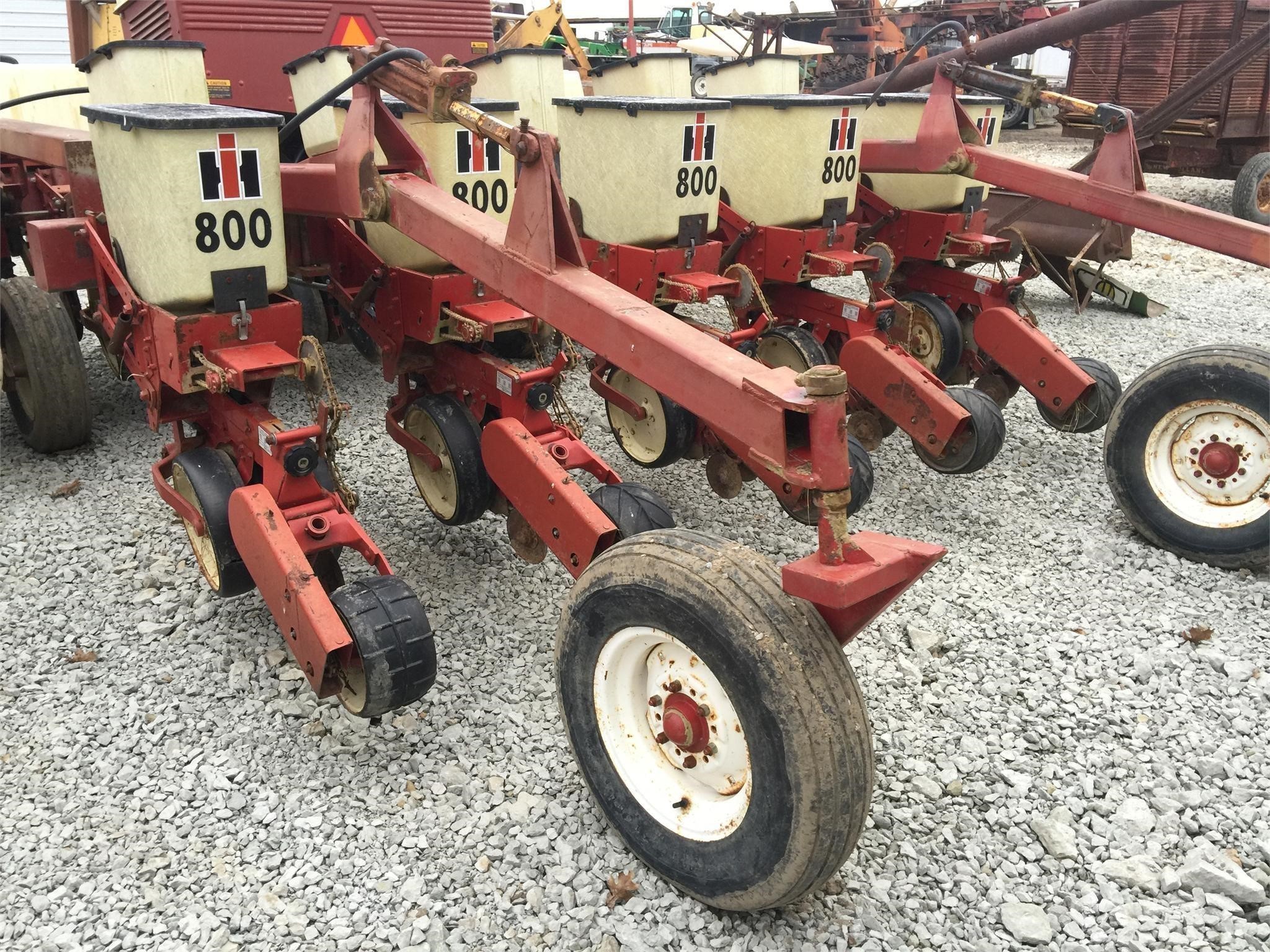 International 800 Planter - $4,000 | Machinery Pete
